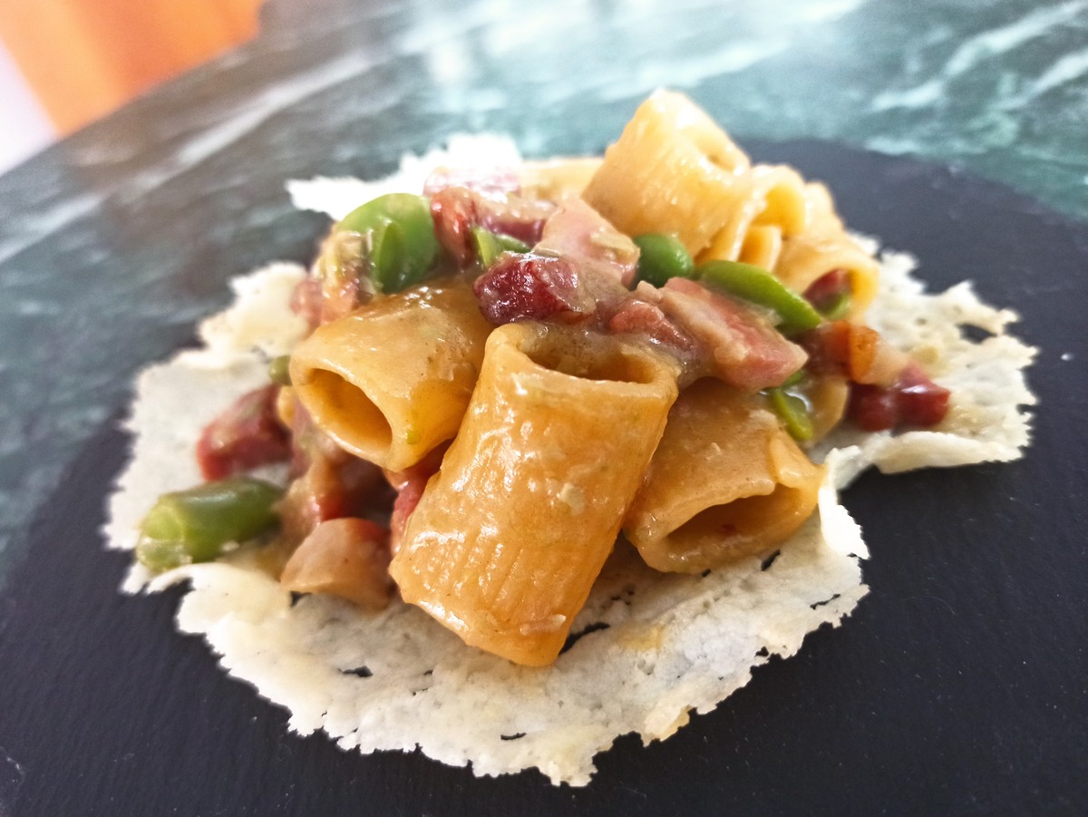 La ricetta: Mezze maniche, fave, guanciale croccante e Pecorino romano ...